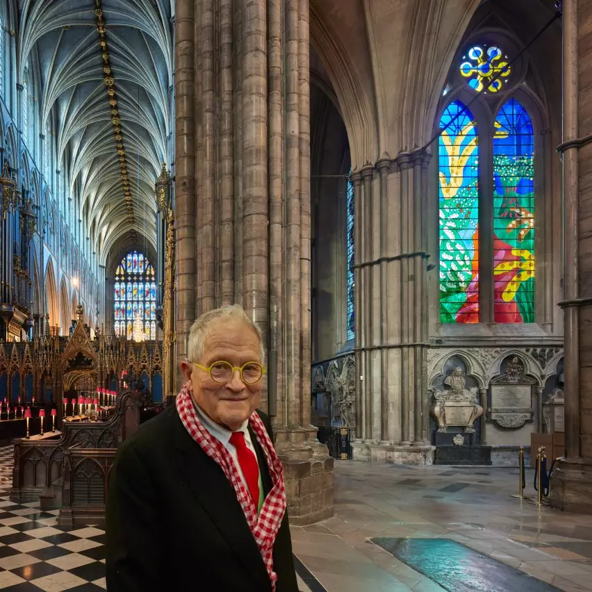 David Hockney yn datgelu ffenestr liw wedi'i dylunio gan iPad yn Abaty Westminster