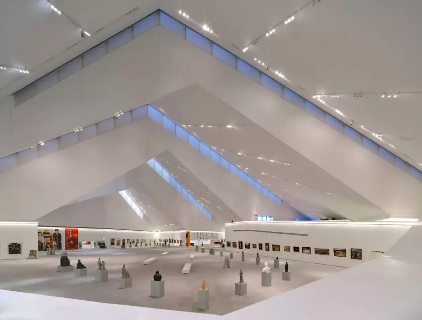 Ondergrondse galerijen in het Datong Art Museum door Foster and Partners