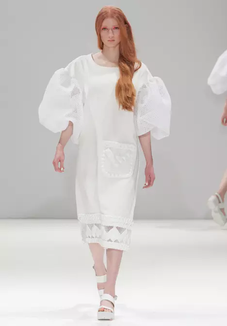 Ang mga detalye sa silikon naglatid sa mga sapot sa koleksiyon sa Autumn Winter 2014 ni Xiao Li