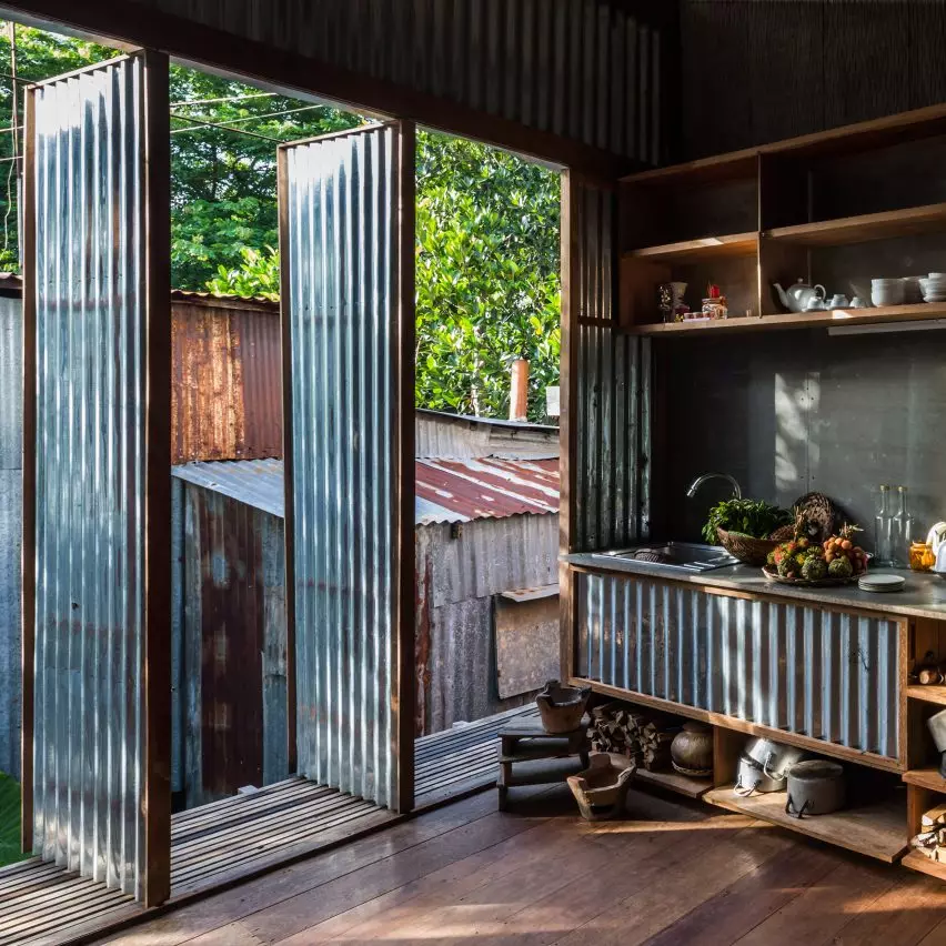 Lub tsev hauv Chau Doc los ntawm Nishizawa Architects