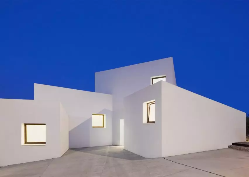 bahay-bahay-mm-oh-lab-world-architecture-festival_dezeen_2364_ss_0