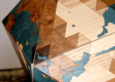 Dymaxion Woodocan World di Nicole Santucci e Woodcut Maps