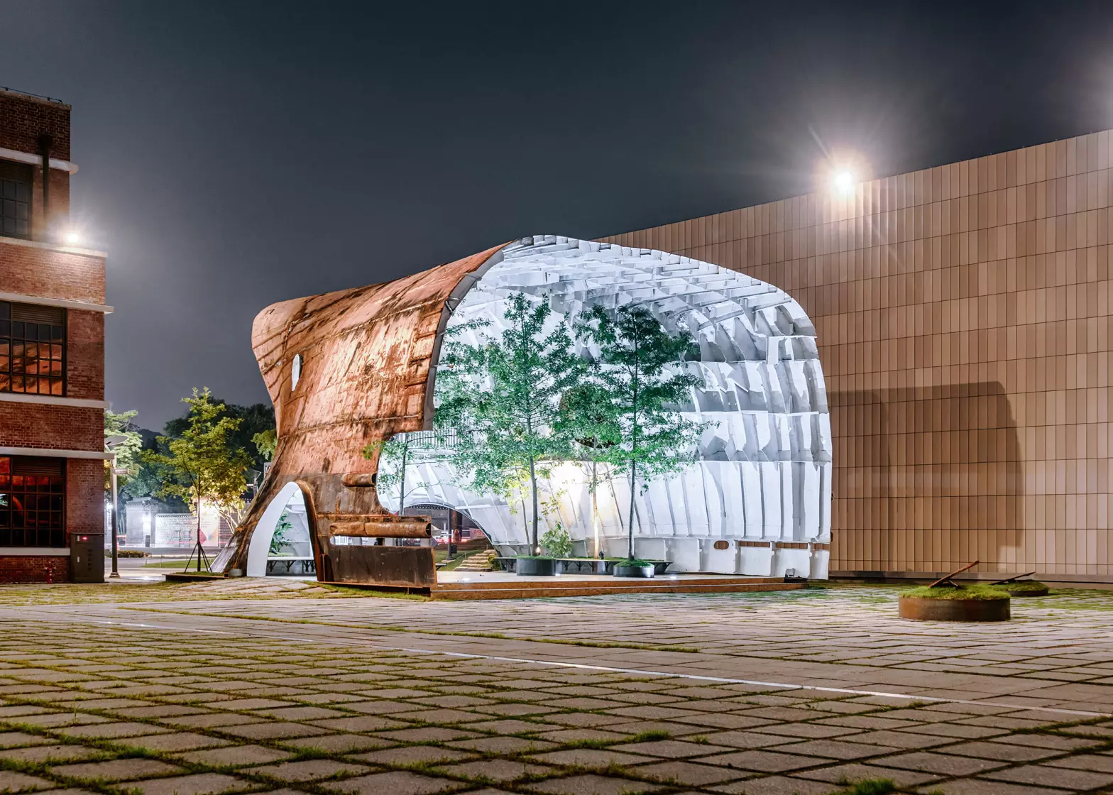 Shinslab Architecture 的 Temp'L 是从一艘生锈的旧货船上回收的装置，用于首尔的博物馆庭院