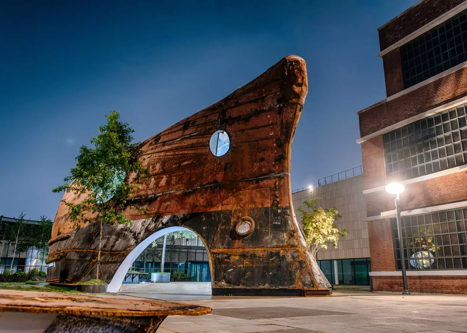 Temp'L von Shinslab Architecture ist eine Installation, die aus einem rostigen alten Frachtschiff für einen Museumshof in Seoul recycelt wurde