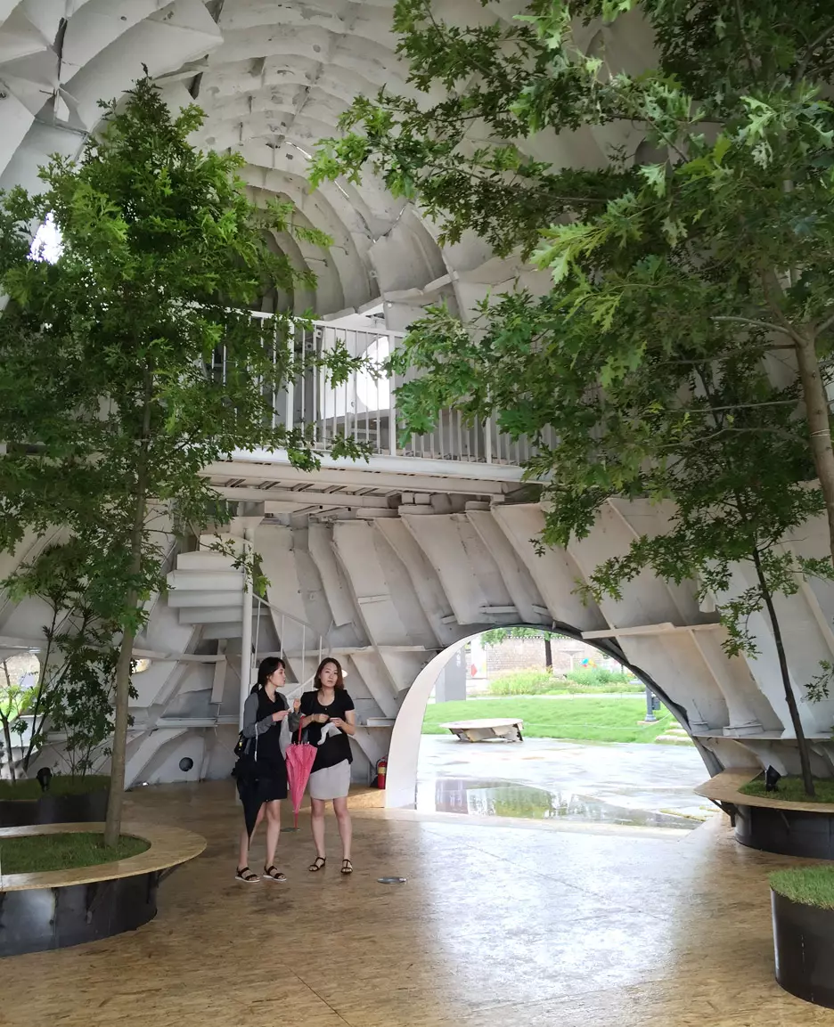 Temp'L af Shinslab Architecture er en installation genbrugt fra et rustent gammelt fragtskib til en museumsgård i Seoul