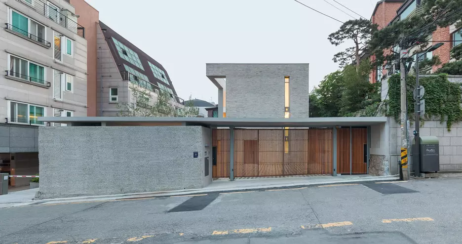 Les fenêtres profondes préservent l'intimité de la résidence Gangnam par OBBA