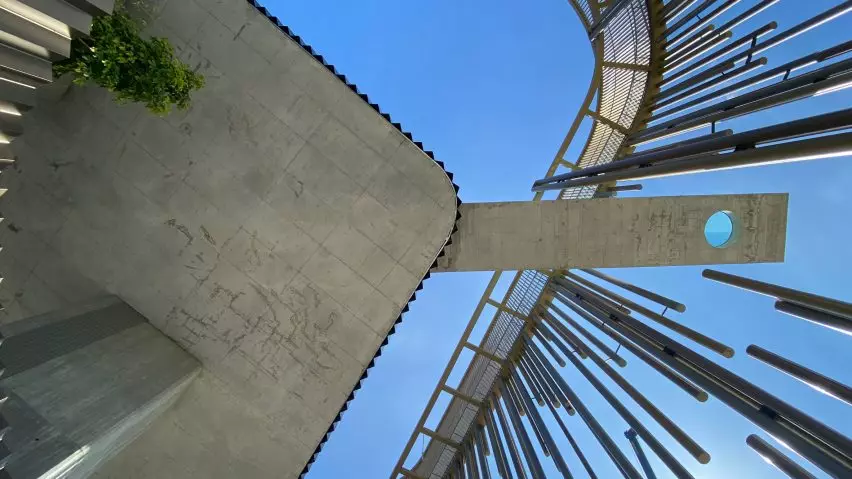 La plus longue piscine en surplomb d'Europe au casino Odiseo de Murcie, en Espagne, par Clavel Arquitectos