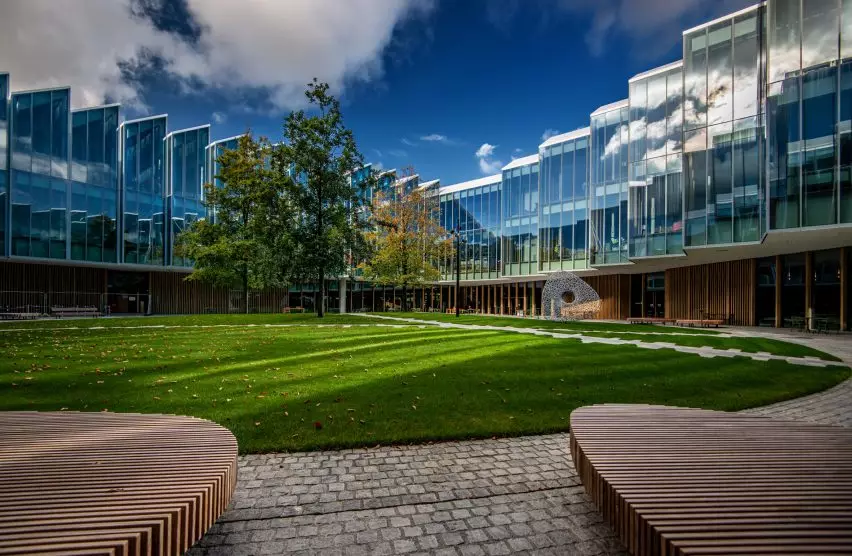 Patio ou centro de investigación e desenvolvemento en Cambridge