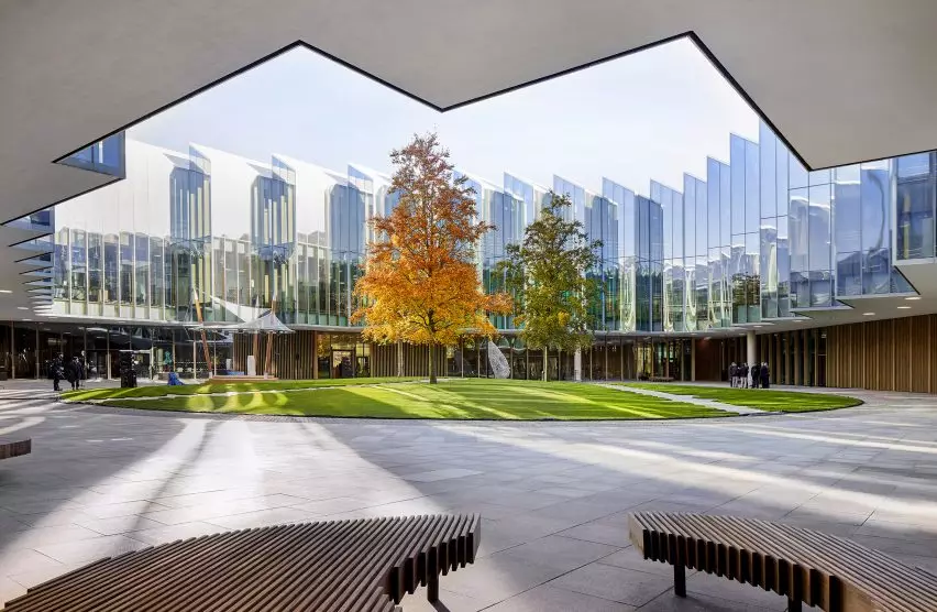 Vue aus dem Discovery Center vum Herzog & de Meuron