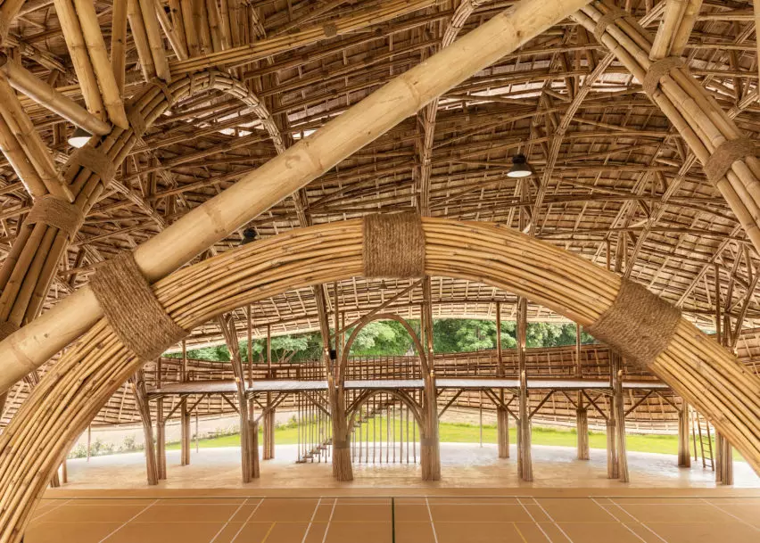 Dezeen Awards abatsindiye ubwubatsi: Bamboo Sports Hall by Chiangmai Life Architects