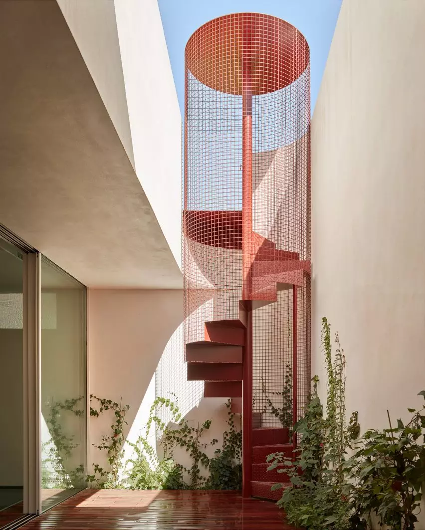 Escadaria vermelha em espiral