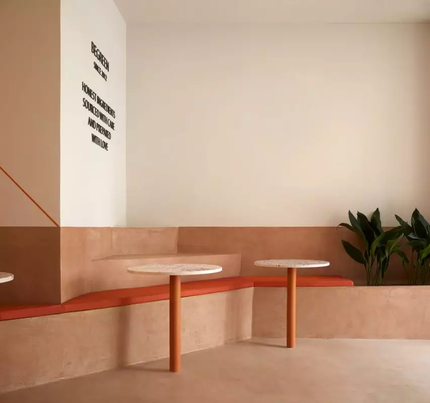 Sitplek gemaak van terracottakleurige mikrosement in BeGreen Salad Company Valencia