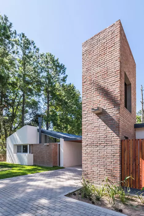 Casa en El Pinar di Estudio Biagioni Pecorari Arquitectos