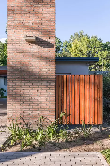 Estudio Biagioni Pecorari Arquitectos විසින් Casa en El Pinar