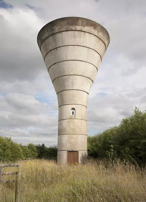 Water Towers of Ireland di Jamie Young