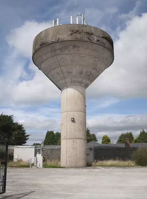 Water Towers of Ireland di Jamie Young