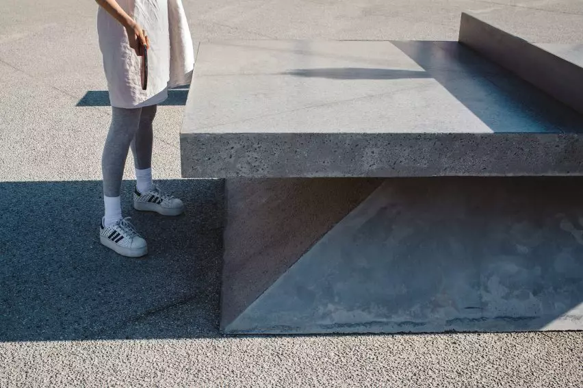 Monoliths Ping Pong Tables na Murray Barker & Laith McGregor