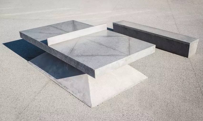 Táblaí Ping Pong Monoliths le Murray Barker & Laith McGregor