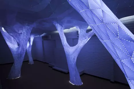 Bosque interior brillante feito de papel por Orproject