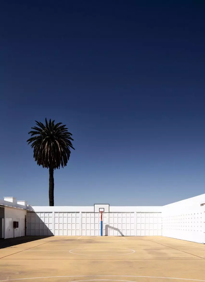 Unha cancha de baloncesto no colexio chileno