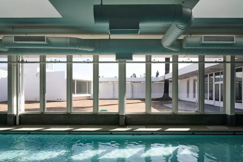 Sebastián Irarrázaval Arquitectos tilføjede en swimmingpool til skolen