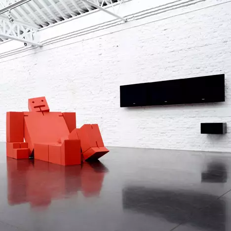Giant Cubebot nataon'i David Weeks ho an'i Quinze & Milan ary Areaware amin'ny MOST