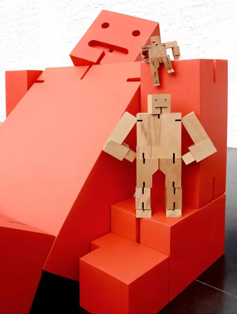 Дэвид Уикс ұсынған Giant Cubebot Quinze & Milan және Areaware үшін MOST