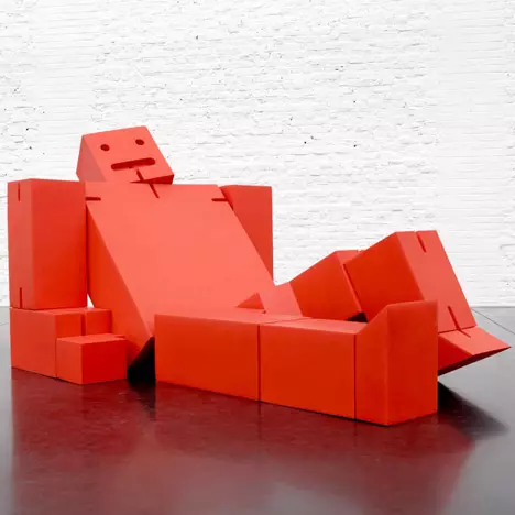 Giant Cubebot ໂດຍ David Weeks ສໍາລັບ Quinze & Milan ແລະ Areaware ຫຼາຍທີ່ສຸດ