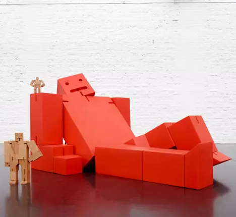 Giant Cubebot by David Weeks Quinze & Milan-ისთვის და Areaware-ისთვის MOST-ზე