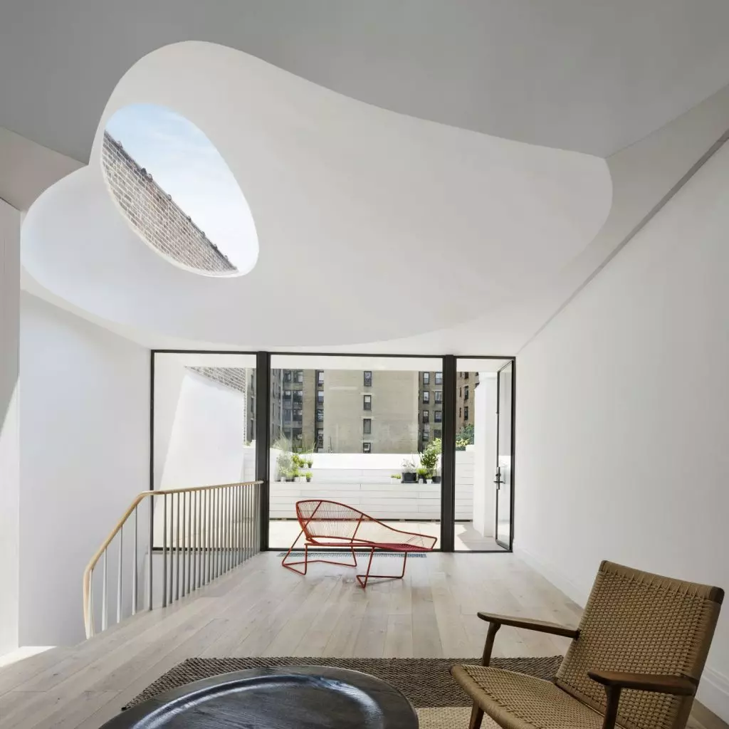 Desmit dzīvojamo māju interjeri, kas izgaismoti ar jumta logiem