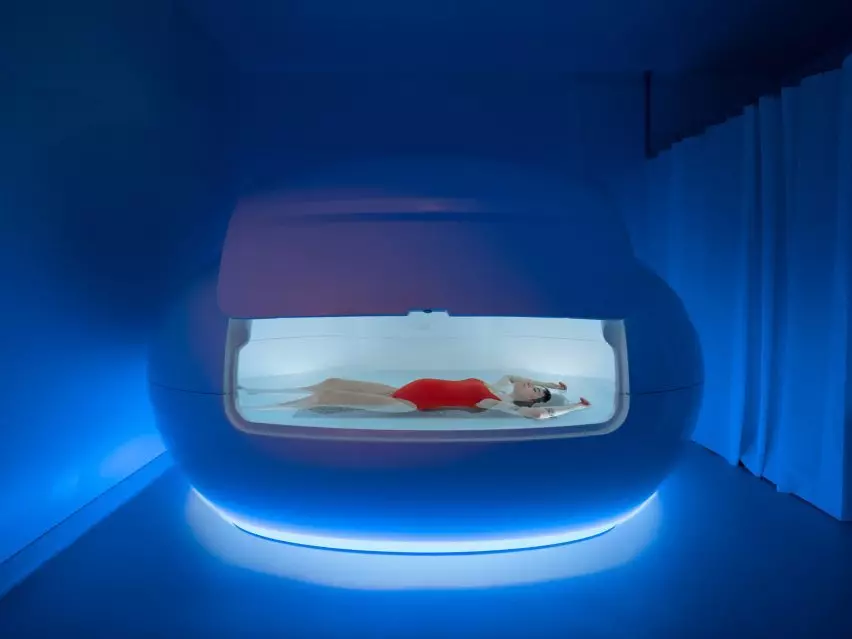 Pod deprivasi sensorik diwarnai dengan cahaya biru di interior spa oleh Bureau