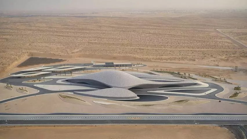 Звивиста форма штаб-квартири Zaha Hadid Architects' Beeah в Шарджі призначена для нагадування піщаних дюн
