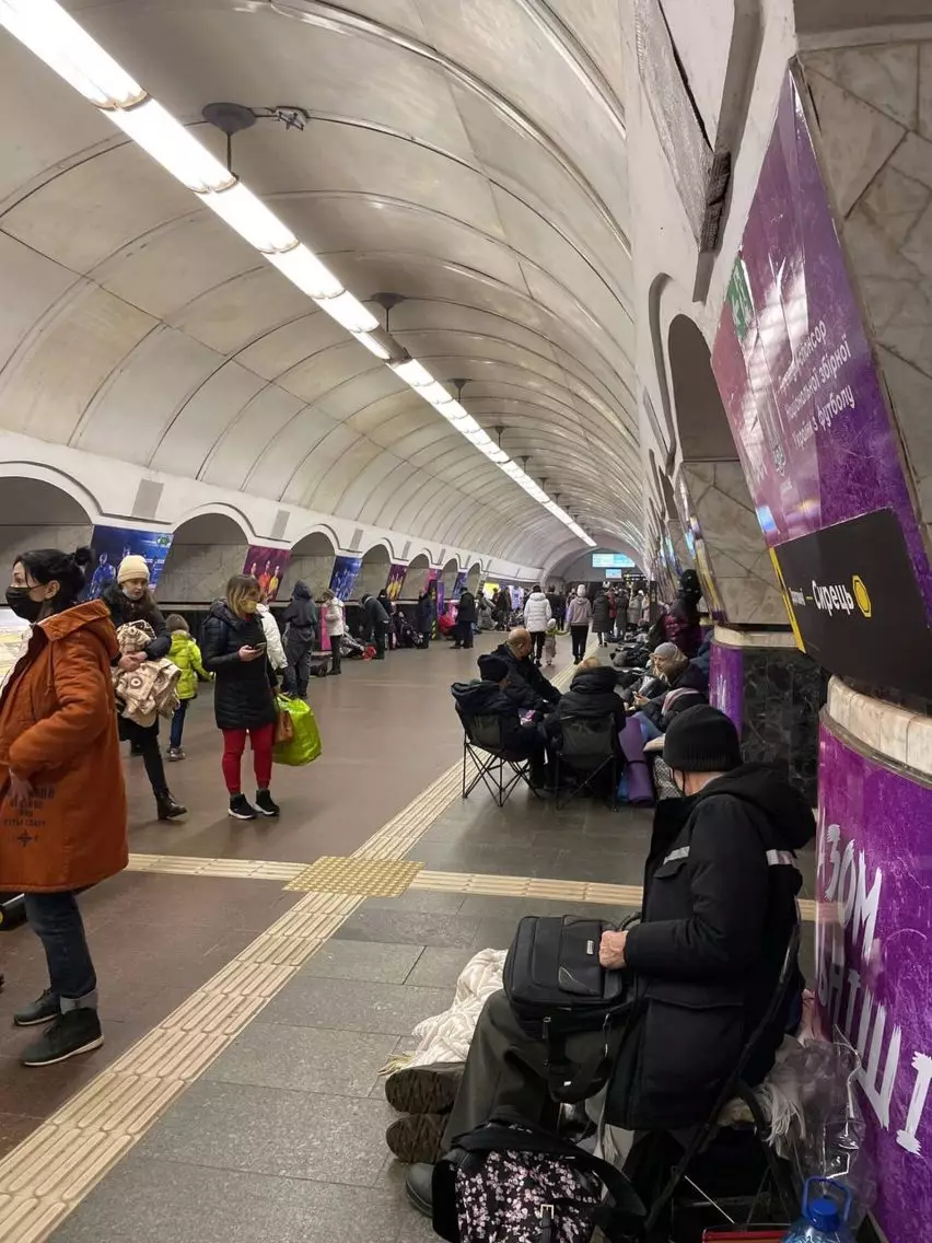 Leit ënnerdaach zu Kiew Metro Gare während russesch Invasioun