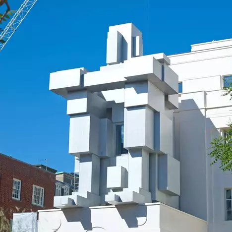 Antony Gormley creează o cameră de hotel în interiorul sculpturii unui om gigant