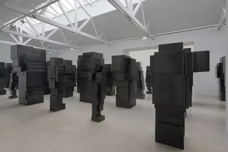 Jiki na biyu na Antony Gormley a Thaddaeus Ropac Galerie