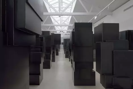 Second Body door Antony Gormley bij Thaddaeus Ropac Galerie