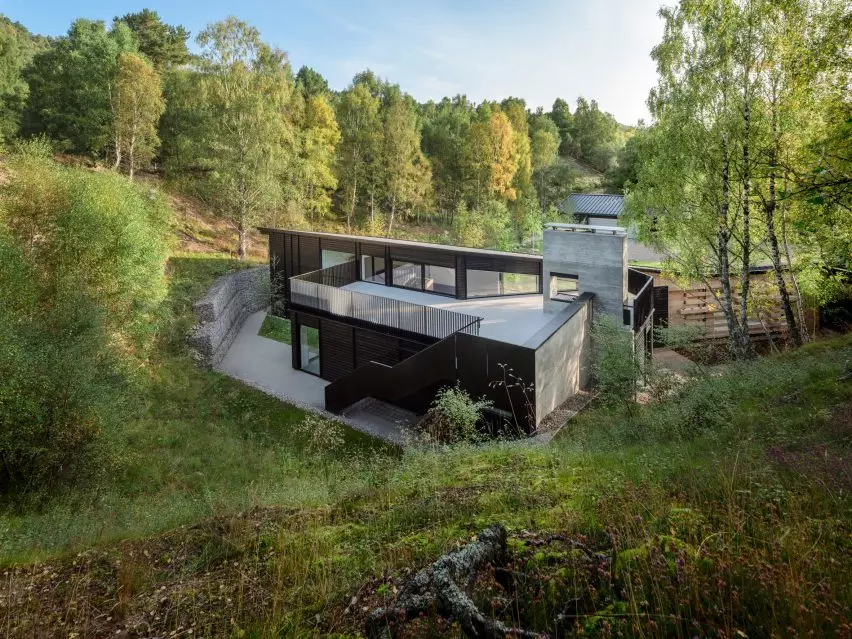 Terraço de telhado de construção de estúdio em Quarry Studios por Moxon Architects