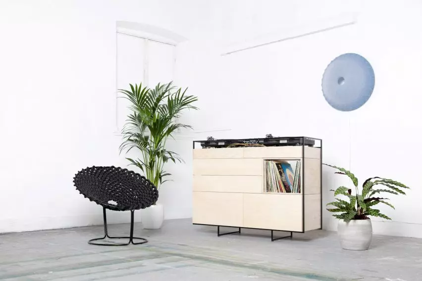A Studio Rik ten Velden's Selectors Cabinet a bakelit tárolást ötvözi az otthoni DJ-fülkével 72288_4