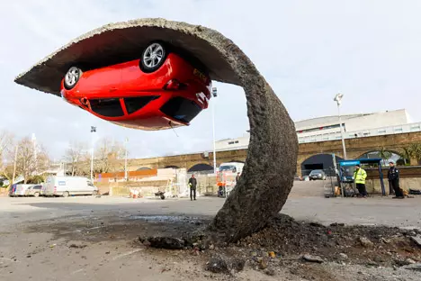 Alex Chinneck ho an'ny Vauxhall Motors Mitsangàna ary misintona ny tenanao