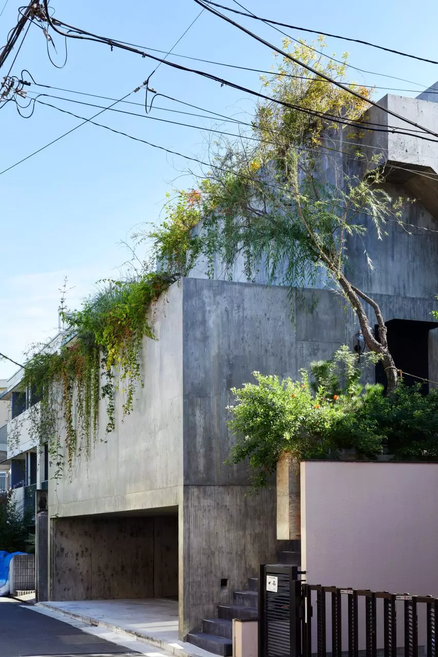 Das Äußere eines abgestuften Betonhauses in Japan