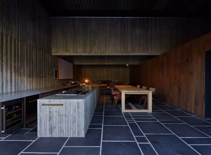 Interior beton gelap dari dapur Jepang