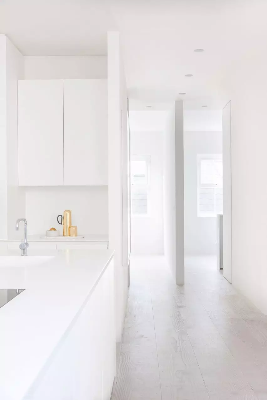 HASA Architects transformă un apartament din Londra într-o „cutie albă fără sudură” 73724_2