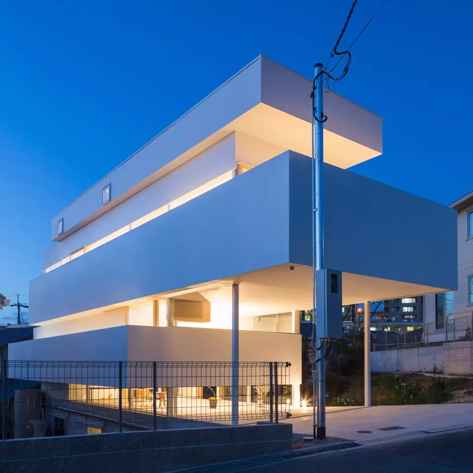 Huis in Toyonaka deur Tato Architects