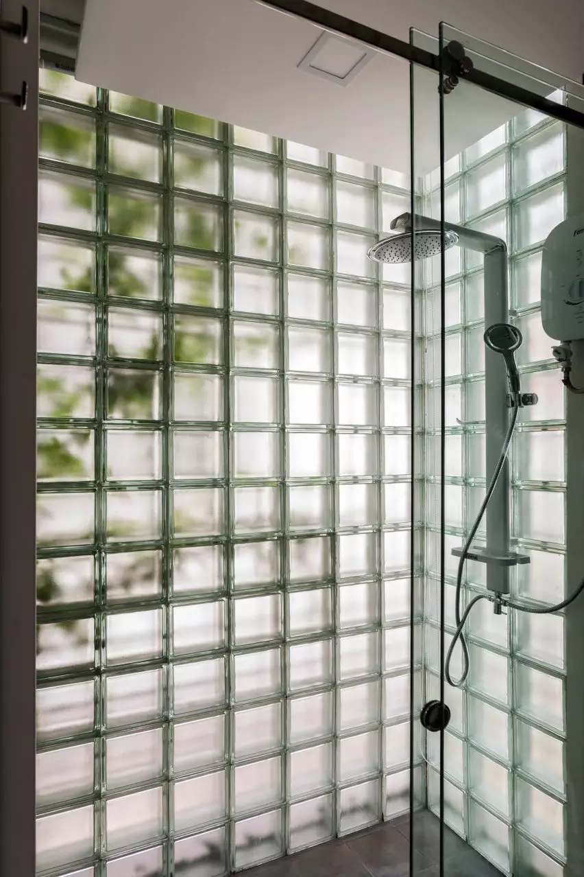 Vietnami Glass-Block Micro House'i duširuum, firma ROOM+ Design & Build