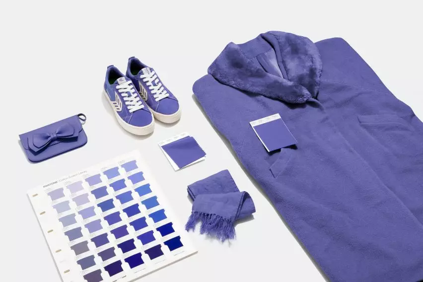 Odjeća i tenisice u Very Peri plavoj boji