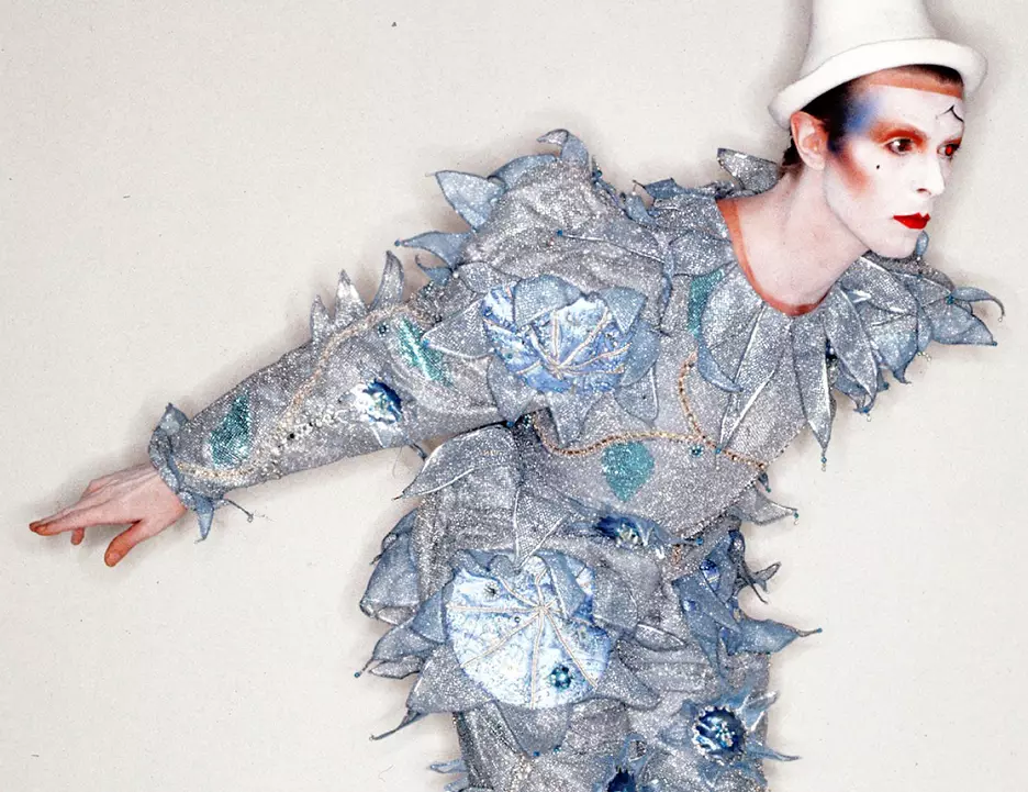 Ang costume ni David Bowie Pierrot para sa Ashes to Ashes na video ni Natasha Korniloff