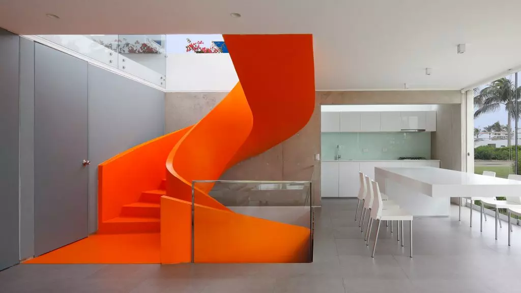 Desmit mājas interjeri, kas animēti ar skulpturālām līkumotām kāpnēm