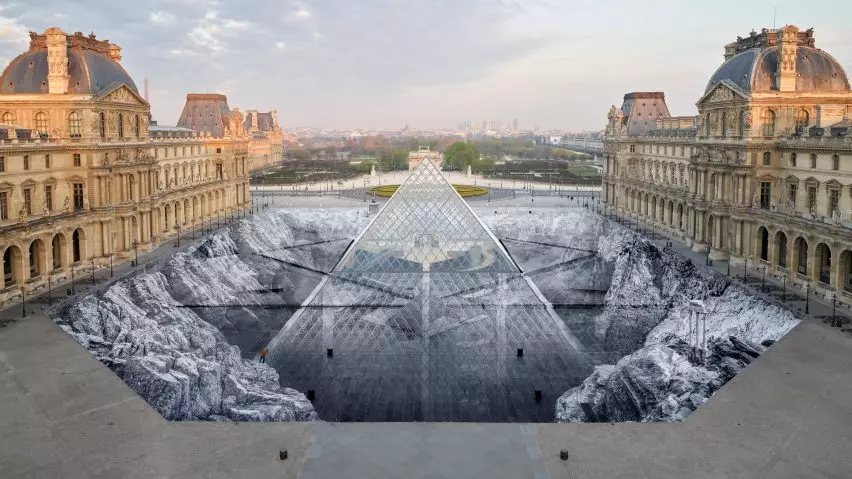 Sekrè a nan gwo piramid la pa JR nan mize a Louvre nan Pari, Lafrans