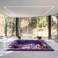 Fosse de conversation violette par Craig Steely Architecture
