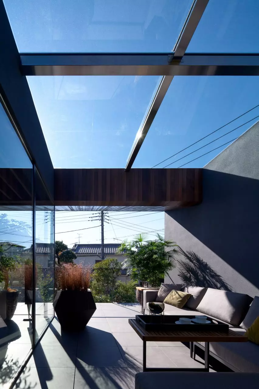 Teras Apollo Architects & Associates tomonidan shisha tom bilan qoplangan